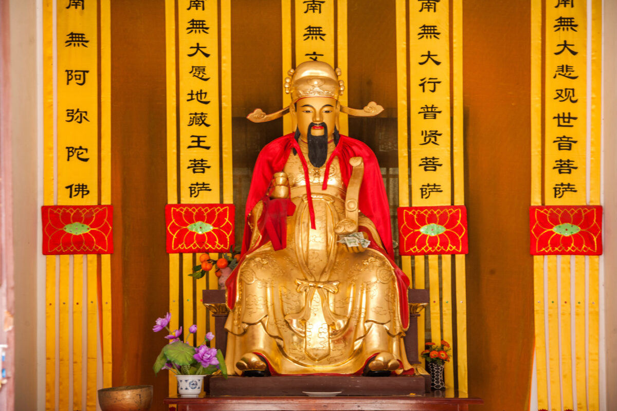 How to Correctly Welcome the God of Wealth During Lunar New Year